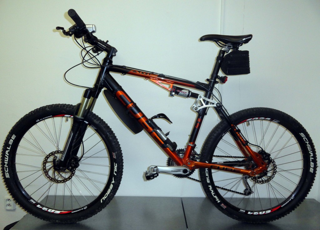 Celoodpružené horské kolo Cube XMS